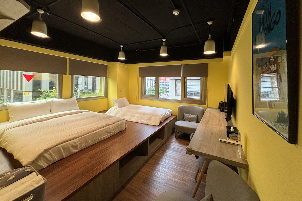 Quarto triplo superior, suíte | Roupas de cama premium, edredons de pluma, escrivaninha