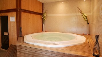 Banheira de hidromassagem interior