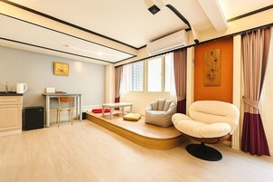 Quarto Quádruplo Comfort | Roupa de alta qualidade, edredões de penas, secretária 