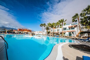 2 piscinas exteriores, guarda-sóis, espreguiçadeiras 