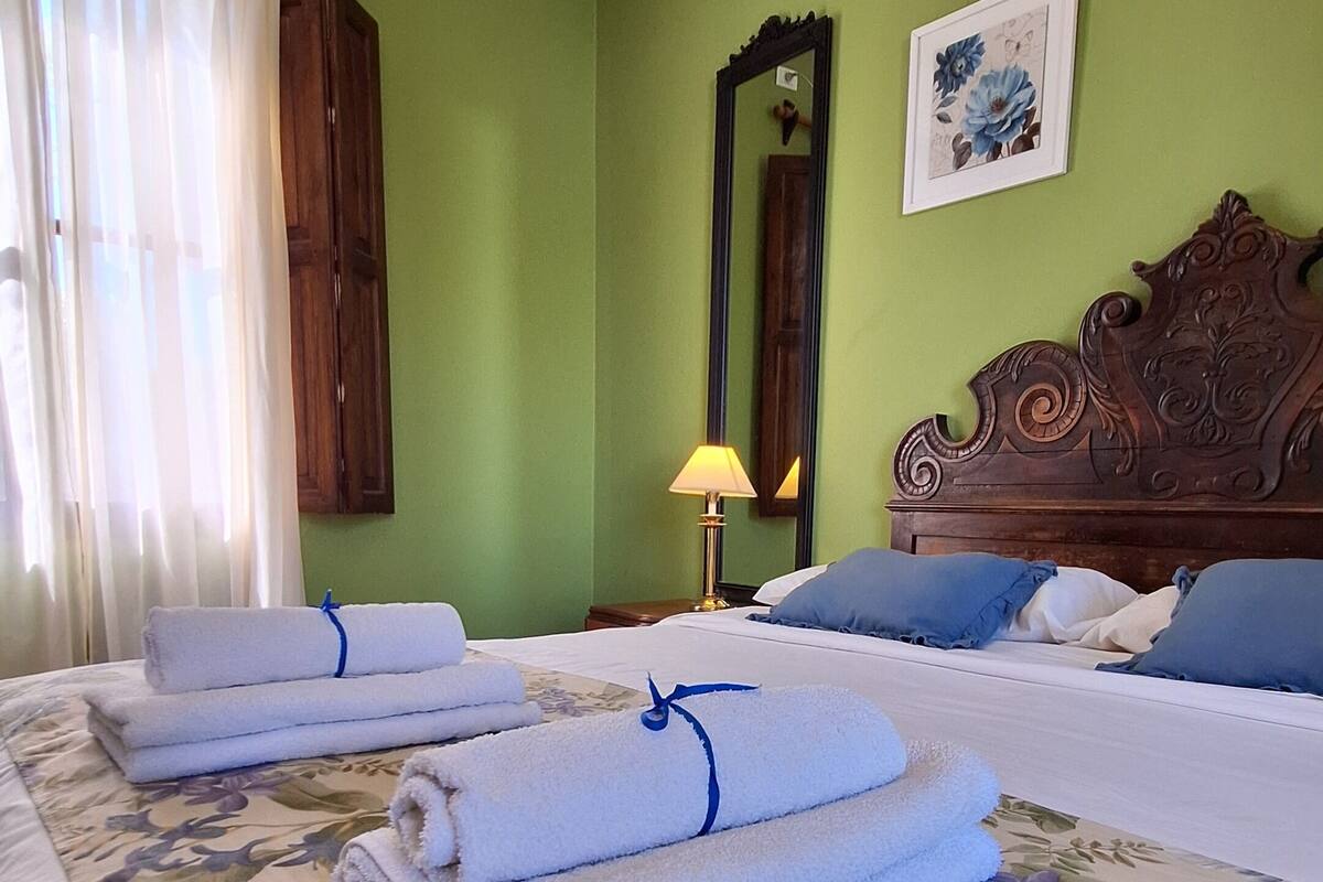 Roupas de cama premium, cofres nos quartos, berços grátis