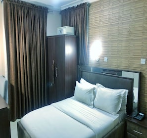 Quarto standard | Cofres nos quartos, escrivaninha, cortinas blackout, Wi-Fi de cortesia