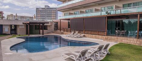 Piscina exterior, da(s) 8:00 à(s) 20:00, guarda-sóis, espreguiçadeiras