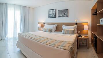 Suite, vista parcial para o mar | Minibar, cofre no quarto, com decoração personalizada