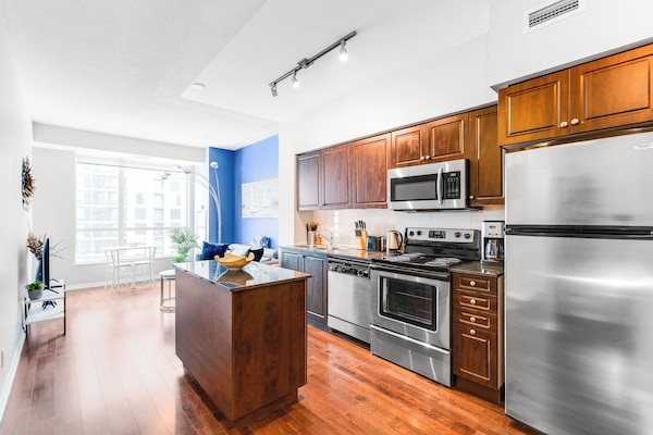 Condo urbano, várias camas (Queen Sofabed) | Cozinha americana privada | Geladeira grande, micro-ondas, cooktop, lava-louças