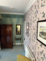 Quarto casal superluxo (Ross) | Roupas de cama premium, ferros/tábuas de passar roupa, Wi-Fi de cortesia