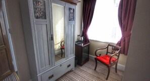 Quarto casal luxo, 1 cama King, no piso térreo | Frigobar, cofres nos quartos, ferros/tábuas de passar roupa