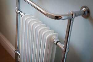 Um polibã, um chuveiro fixo, produtos de higiene exclusivos 