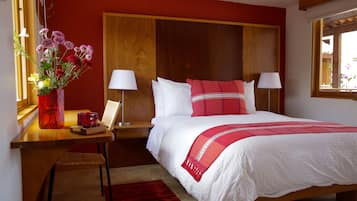 Quarto solteiro standard, 1 cama de casal | Cofres nos quartos, escrivaninha, roupa de cama