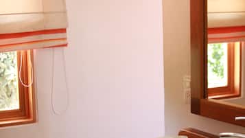 Quarto solteiro standard, 1 cama de casal | Chuveiro, produtos de toalete grátis, secador de cabelo