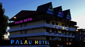 Um hotel com uma placa grande indicando 