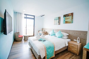 Quarto Twin Deluxe | Roupa de alta qualidade, minibar grátis, cofre no quarto, secretária