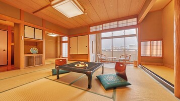 Quarto Superior, não fumadores (Japanese Style 2 rooms and bath) | Cofre no quarto, secretária, Wi-fi grátis, roupa de cama fornecida