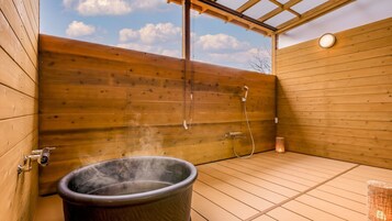 Uma sauna com banho de vapor, paredes de madeira e chão em mosaico.