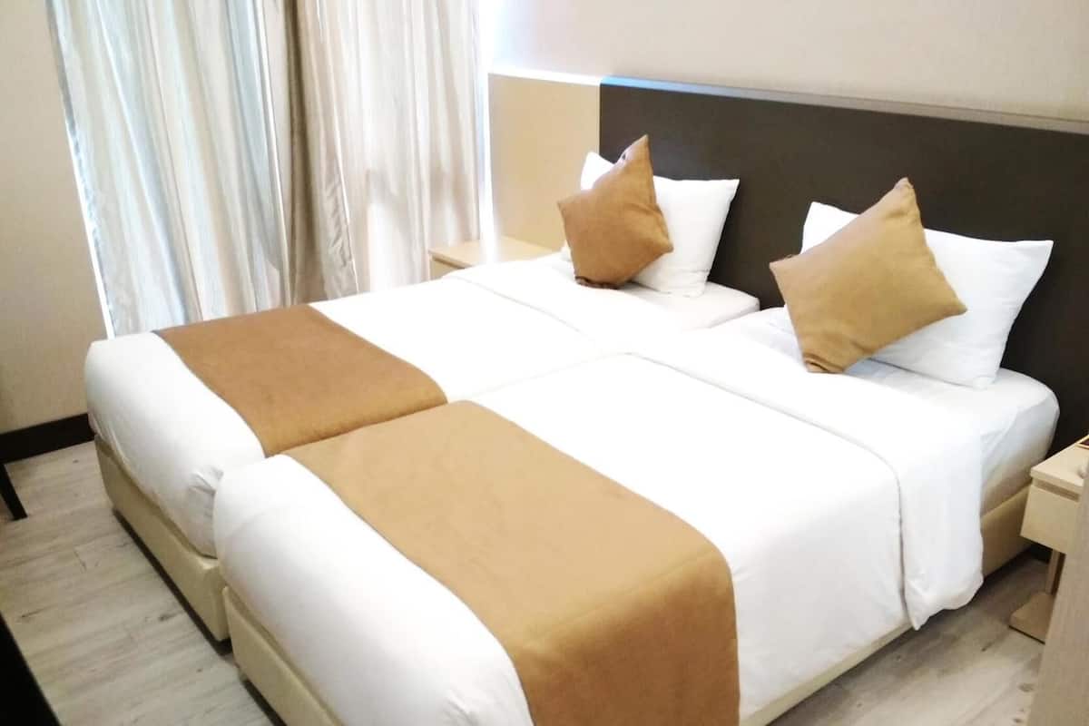 Frigobar, cofres nos quartos, escrivaninha, cortinas blackout