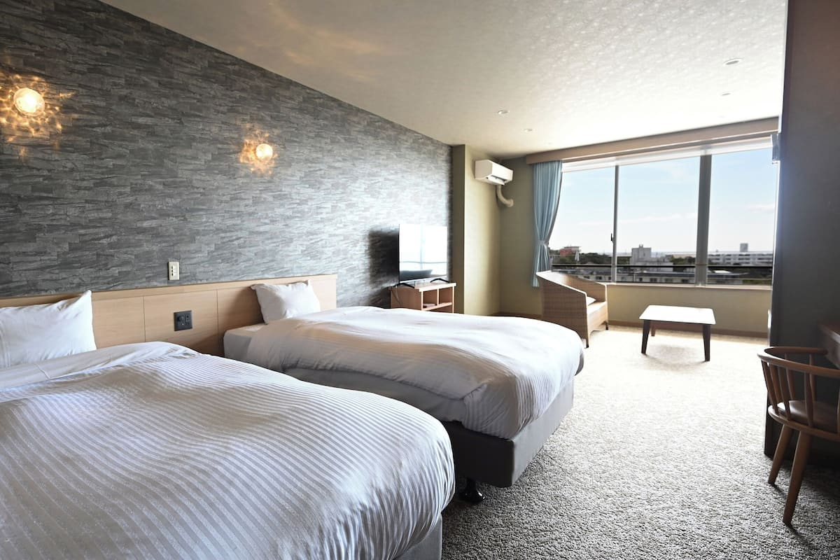 Suíte júnior, para não fumantes (Japanese Western Style, with Bath) | Cofres nos quartos, escrivaninha, ferros/tábuas de passar roupa