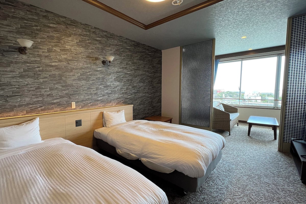 Suíte júnior, para não fumantes (Japanese Western Style, 7P with Bath) | Cofres nos quartos, escrivaninha, ferros/tábuas de passar roupa