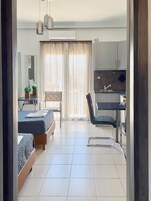 Estúdio, varanda | Roupa de alta qualidade, minibar 