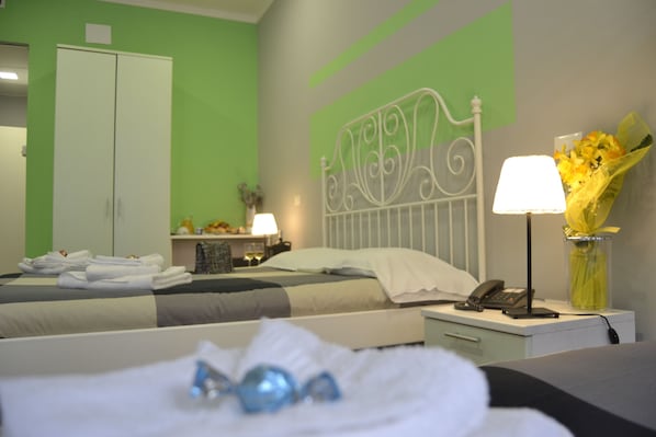 Quarto quádruplo | Roupas de cama premium, frigobar, cofres nos quartos, escrivaninha