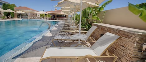 Piscina externa sazonal, funciona das 11h às 20h, barracas de cortesia