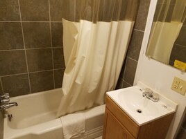 Quarto, 2 camas de casal, geladeira e micro-ondas, no piso térreo | Banheiro | Chuveiro/banheira combinados, produtos de toalete grátis