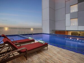 2 piscinas externas, espreguiçadeiras