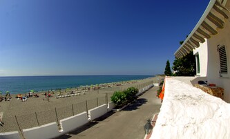 Praia particular, espreguiçadeiras, guarda-sóis 