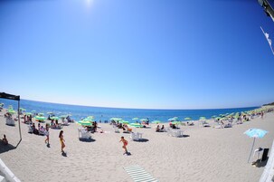 Praia particular, espreguiçadeiras, guarda-sóis 