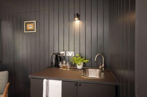 Quarto duplo (Steading2) | Cozinha privada | Chaleira elétrica, mesas de jantar