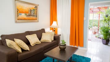 Apartamento Deluxe, 2 quartos, vista para a montanha, no piso executivo | Sala | Televisor de ecrã plano de 50 polegadas com canais por cabo, televisor