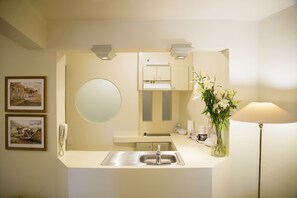 Suíte (Suite 6) | Cozinha privada | Frigobar, micro-ondas, cooktop, máquina de café expresso