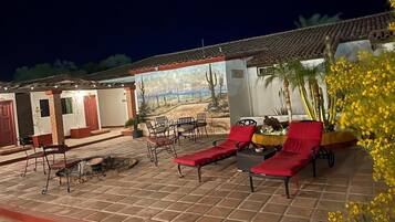 Quarto Duplo Superior para 1 Pessoa, 2 camas de casal, vista para o pátio | Sala de estar | TV de ecrã plano, matraquilhos, livros