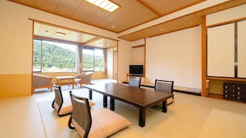 Edredons de pluma, cofres nos quartos, individualmente decorados