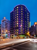 Fachada do alojamento (tarde/noite)