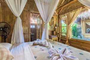 Quarto casal básico, 1 quarto, vista para o jardim | 1 quarto, roupas de cama premium, cofres nos quartos, escrivaninha