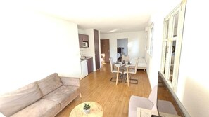Apartamento, 1 quarto | Sala de estar | TV de ecrã plano, piso aquecido 