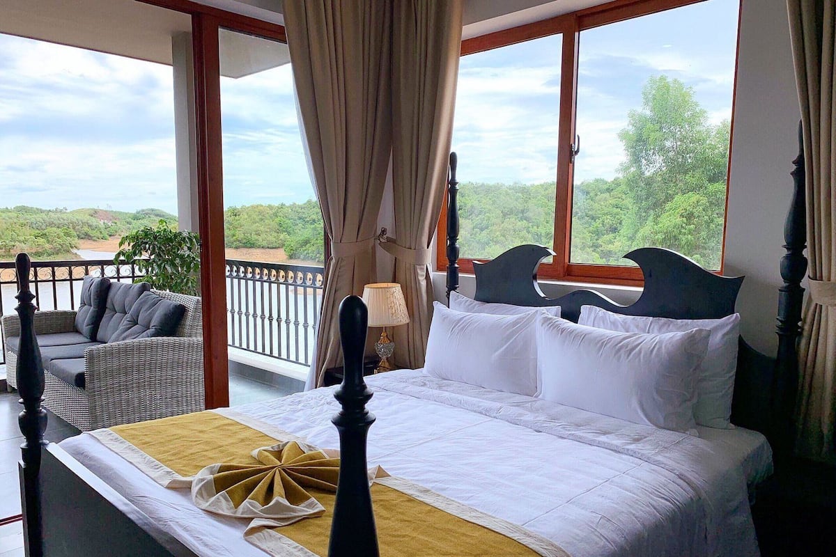 Frigobar (abastecido com itens grátis), cofres nos quartos, escrivaninha