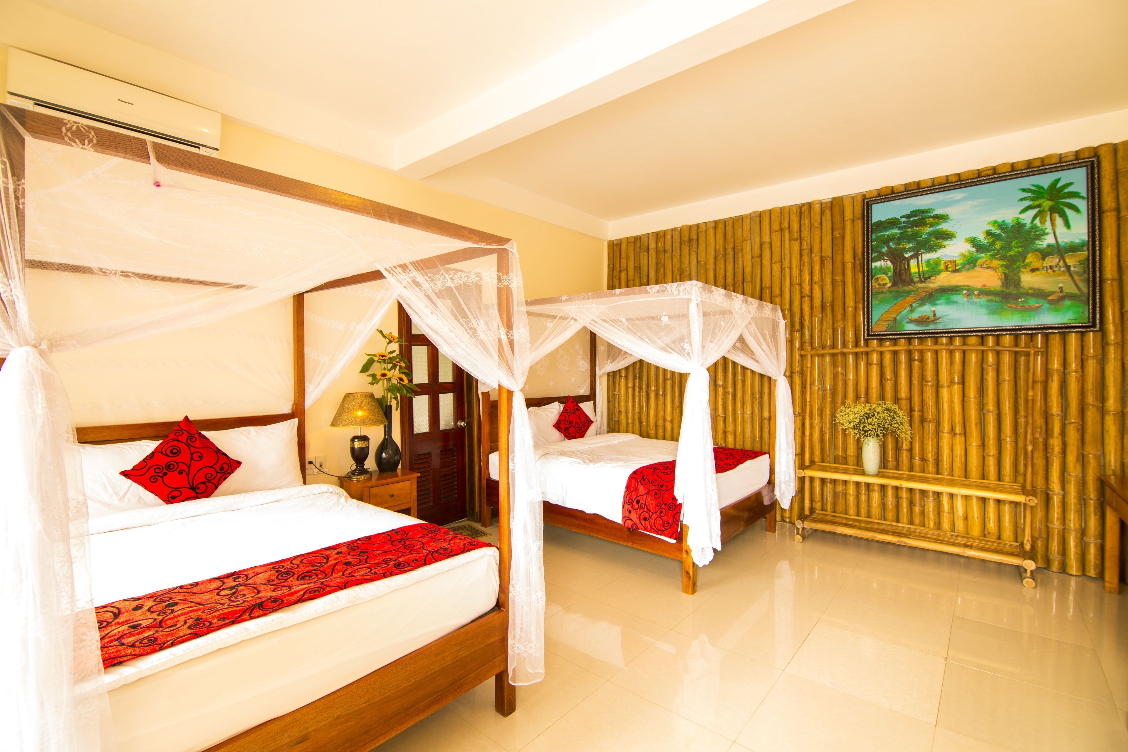 Frigobar (abastecido com itens grátis), cofres nos quartos, escrivaninha