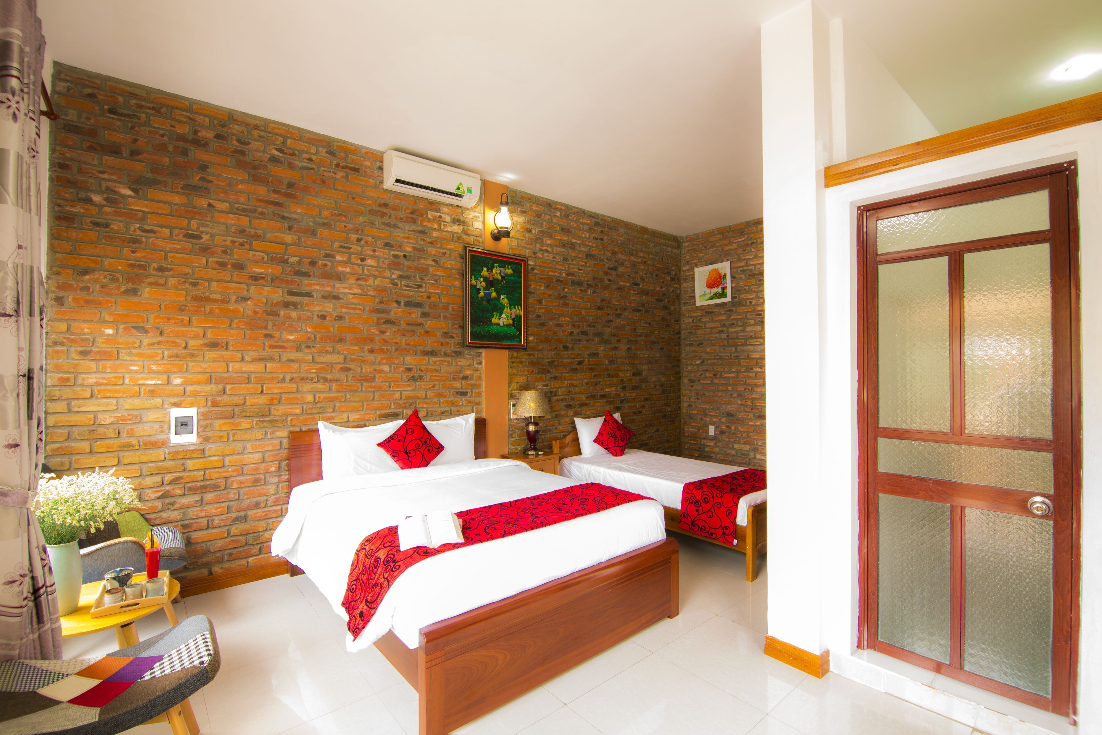 Frigobar (abastecido com itens grátis), cofres nos quartos, escrivaninha