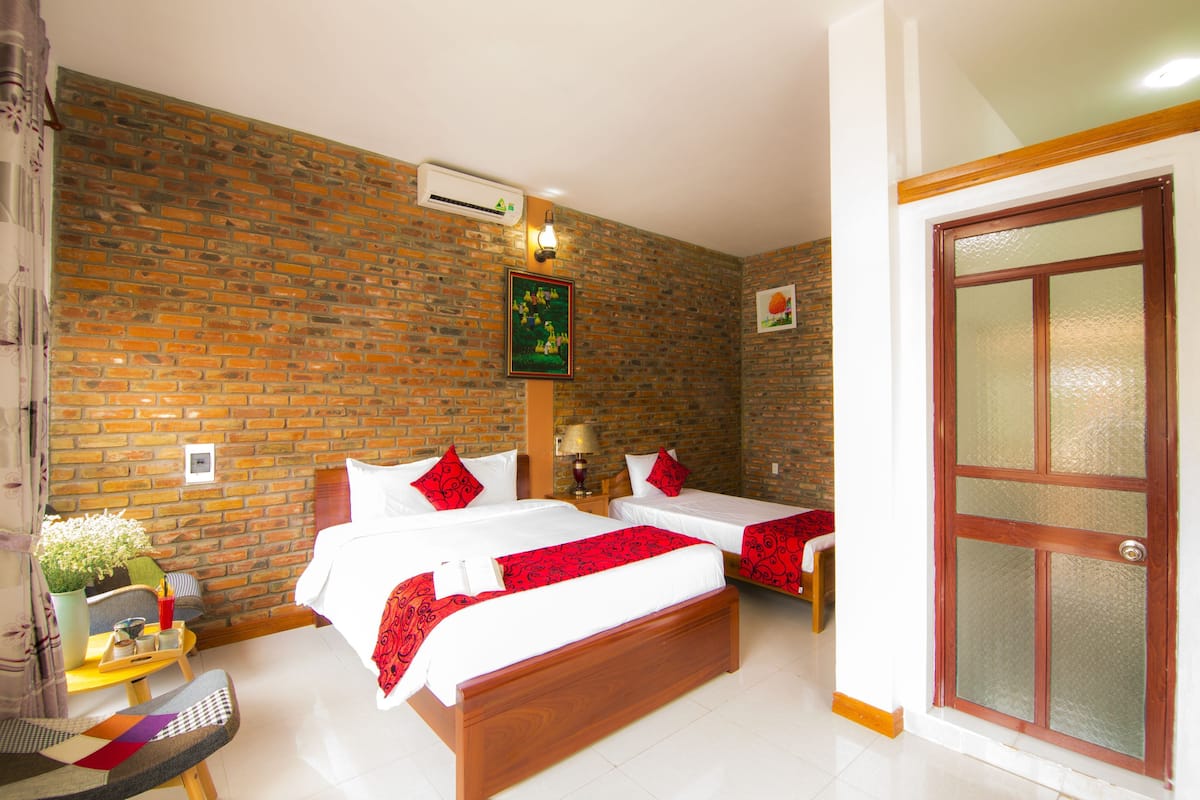 Frigobar (abastecido com itens grátis), cofres nos quartos, escrivaninha