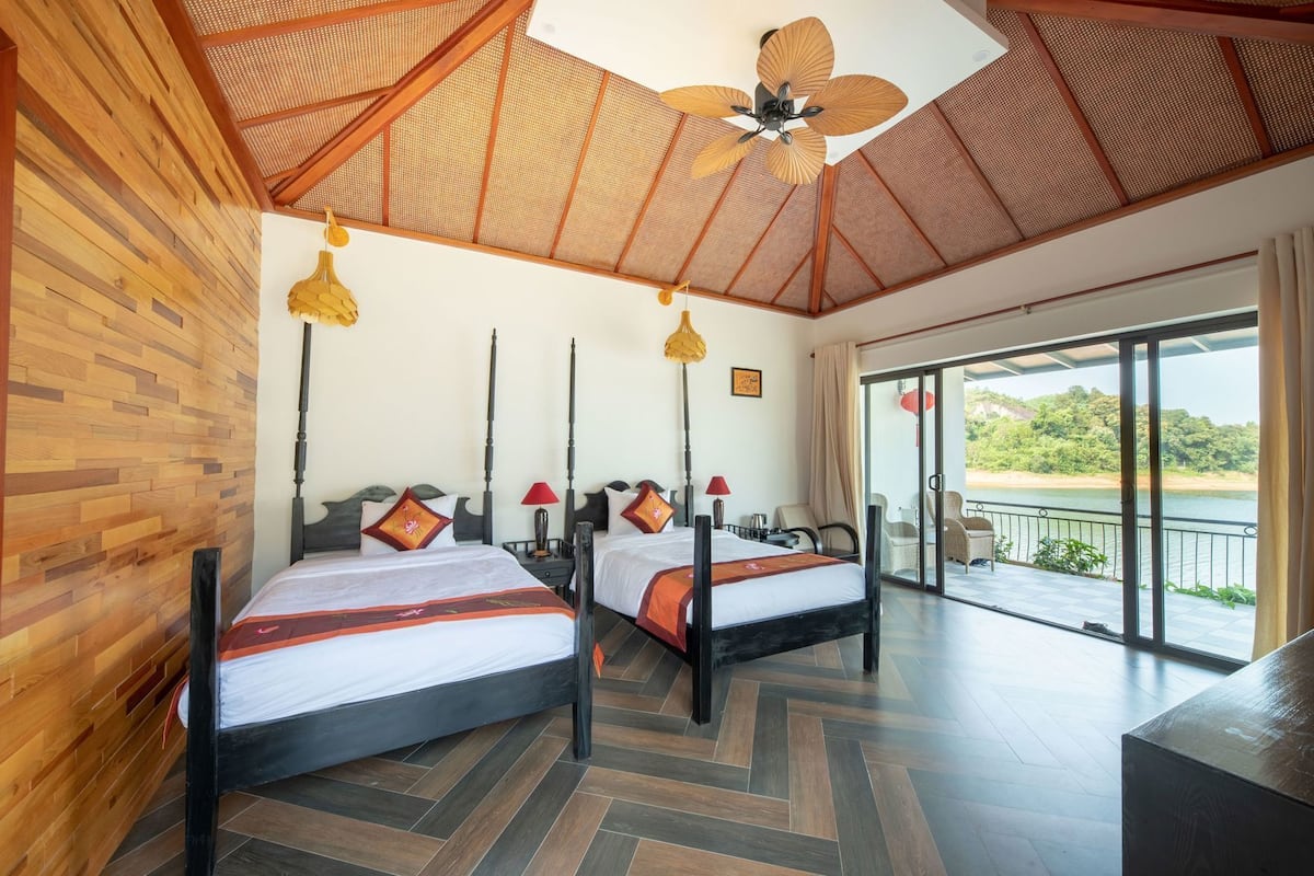 Frigobar (abastecido com itens grátis), cofres nos quartos, escrivaninha