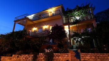 Fachada do alojamento (tarde/noite)
