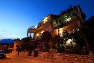 Fachada da propriedade à noite