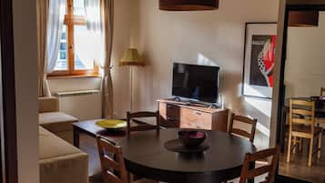 Quarto Triplo Familiar, kitchenette (Triple Occupancy) | Cofre no quarto, berços/camas para crianças grátis, Wi-fi grátis