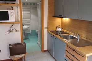 Estúdio (Nuvola) | Kitchenette privada | Um frigorífico (a pedido), um micro-ondas (a pedido) 