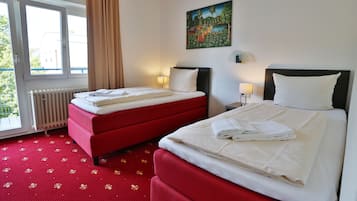 Quarto Duplo ou Twin, não fumadores | Secretária, berços/camas para crianças, camas desdobráveis