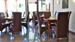 Pequeno-almoço tipo buffet diário mediante uma taxa 