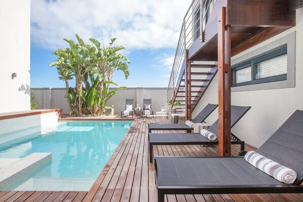 Piscina exterior, espreguiçadeiras 