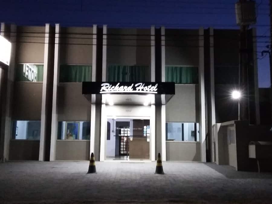 Fachada da propriedade à noite