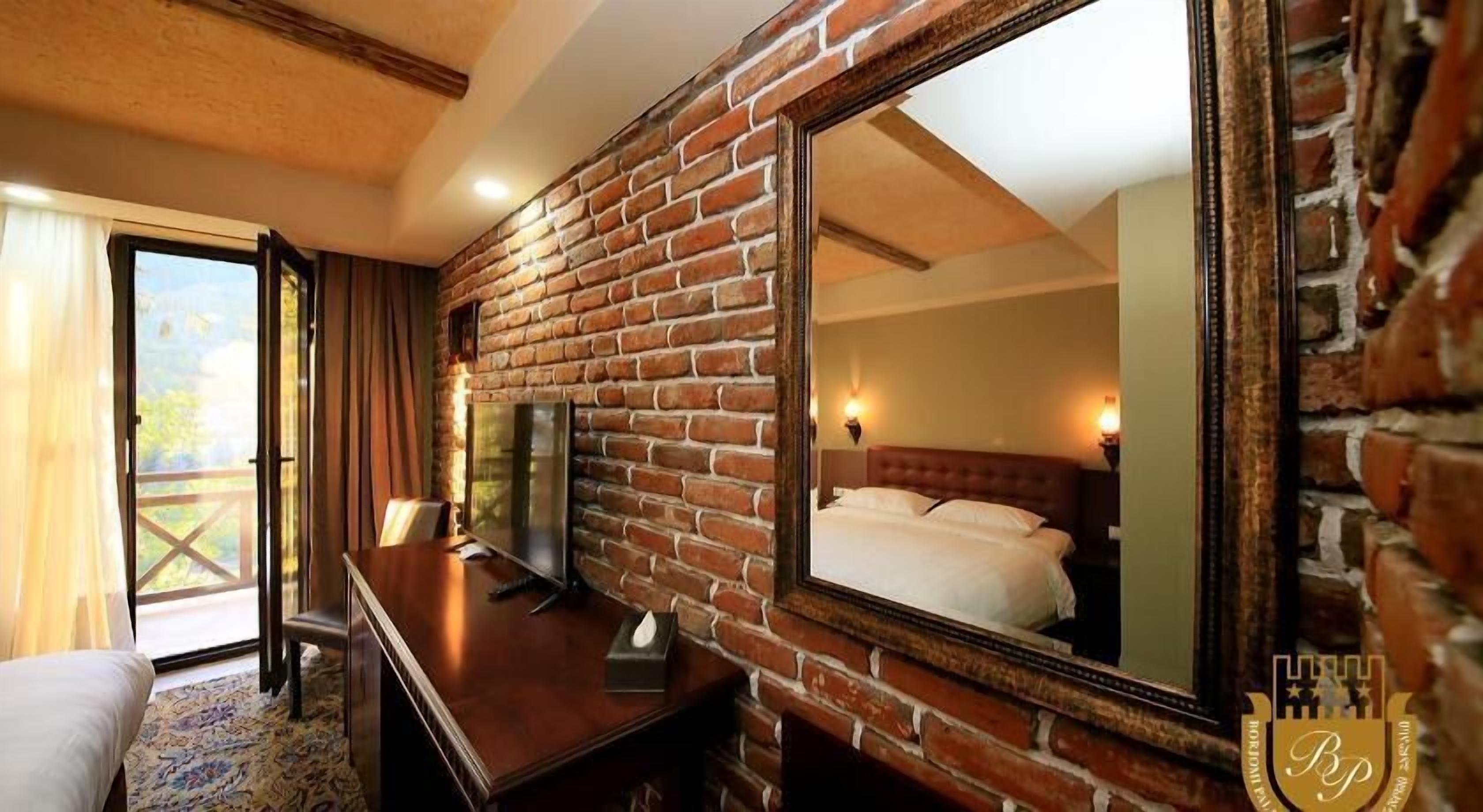 Minibar, cofre no quarto, secretária, ferro/tábua de engomar 